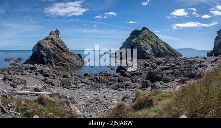 Large rocks in sea, Wairaka Point, Pukerua Bay, Porirua, Wellington ...