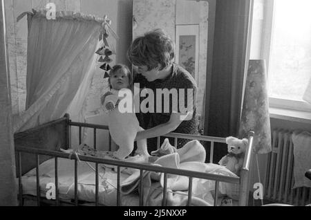 The actress Maria Sebaldt with her daughter. [automated translation ...