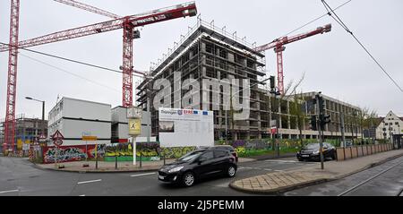 25 April 2022, Thuringia, Jena: Guests of honor traditionally hammer ...