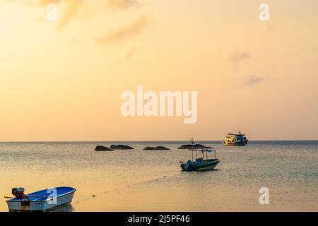 Morning sunrise at Tanod bay of Koh Tao in Surat Thani, Thailand Stock ...
