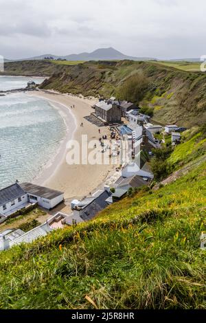 View over the pub Ty Coch Inn onto the bay of Porthdinllaen, Llyn ...