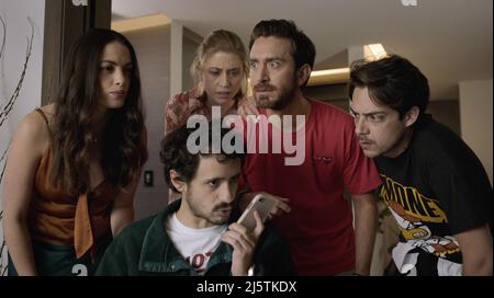 HOW TO SURVIVE BEING SINGLE, (aka COMO SOBREVIVIR SOLTERO), from left ...