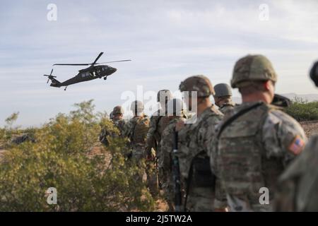 Ariz. Army National Guard Soldiers with 1st Battalion, 158th Infantry ...