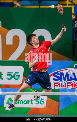 Manila. 26th Apr, 2022. Phone Pyae Naing (L) of Myanmar competes during ...