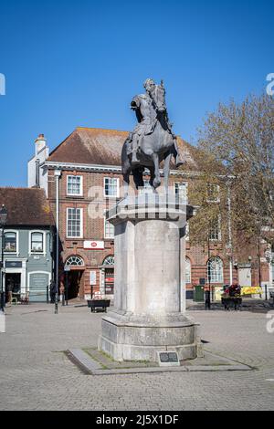 The town square of Petersfield with the statue of William III in the ...