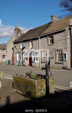 Beautiful village of Castleton in the Peak District - MANCHESTER, UK ...