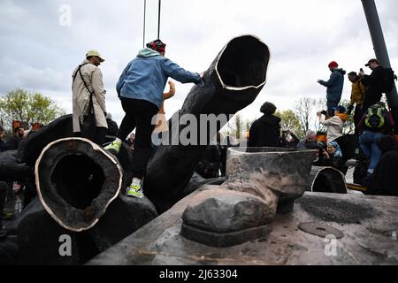 Workers dismantle the soviet union monument that symbolizes the ...