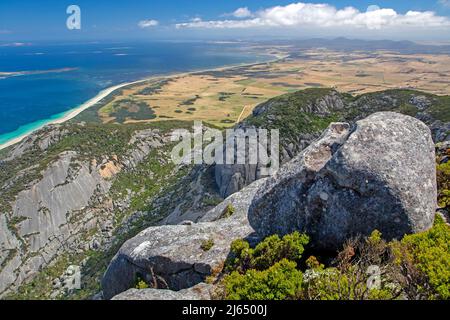 View over Flinders Island from the Strzelecki Peaks Stock Photo - Alamy