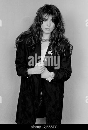 Fiona poses for portraits backstage at Solid Gold in 1984 Credit: Ron ...