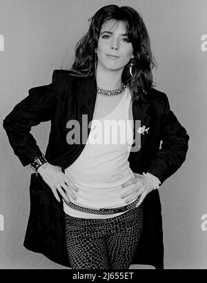 Fiona poses for portraits backstage at Solid Gold in 1984 Credit: Ron ...