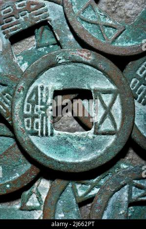 Old chinese coin 'Wuzhu' of Sui Dynasty Stock Photo - Alamy