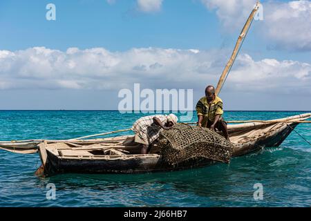 Fischen mit Reuse, Fischerboot und Fischer, Indischer Ozean, Sansibar ...