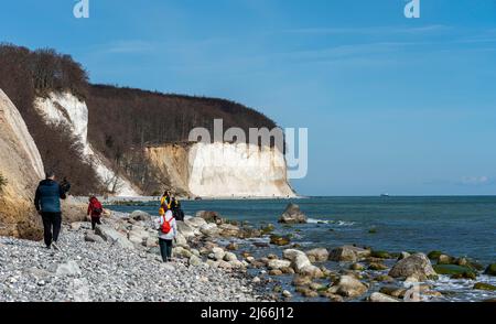 Touristen und Wanderer an den Kreidefelsen der Piratenschlucht in ...