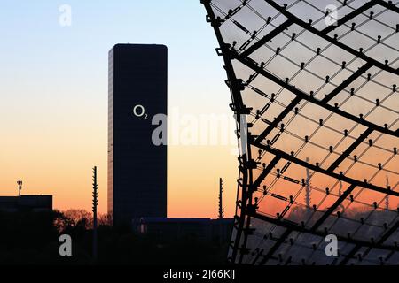 O2 Tower vor Abendrot, Zeltdach, Olympiazentrum, Muenchen, Oberbayern ...