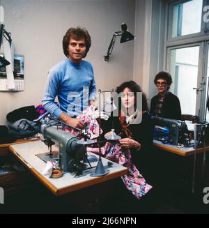 Homestory mit Schlagersänger Tony Holiday, der auch als Modedesigner ...