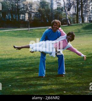 Homestory mit Schlagersänger Tony Holiday, der auch als Modedesigner ...