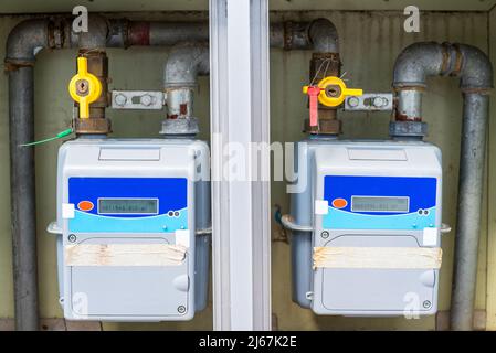 Natural gas meter outside a house Stock Photo - Alamy