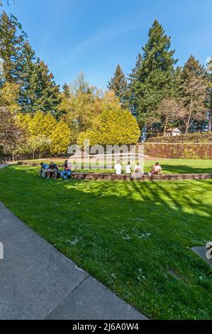 People enjoying Mt.Tabor Park in Portland, Oregon Stock Photo - Alamy
