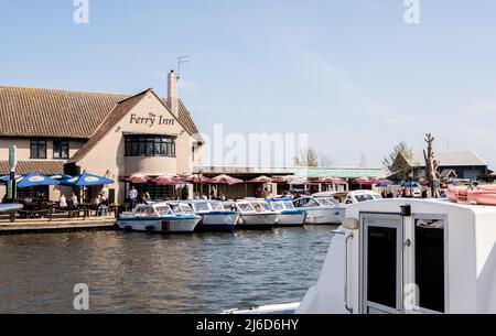 The Ferry Inn at Horning in summer, a Norfolk Broads pub, East Anglia ...