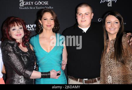 Naomi Judd, Ashley Judd with Elijah and Grace Kelley attending the ...