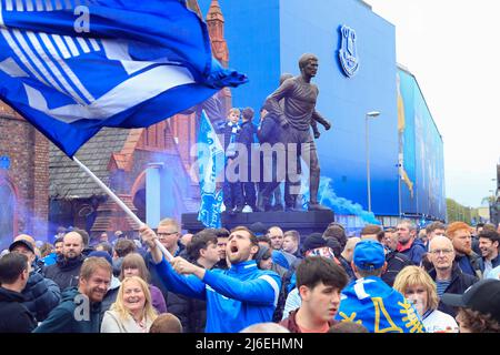 Everton fans gather to await the arrival of the team bus Stock Photo ...