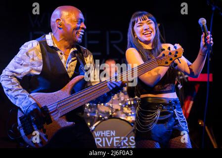 Grace Bond on vocals, Roger Innis on bass Stock Photo - Alamy