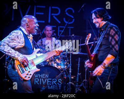 Aaron Bond on guitar, Roger Innis on bass Stock Photo - Alamy