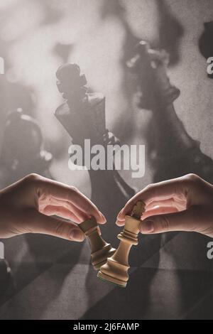 Rival king chess pieces fighting Stock Photo - Alamy