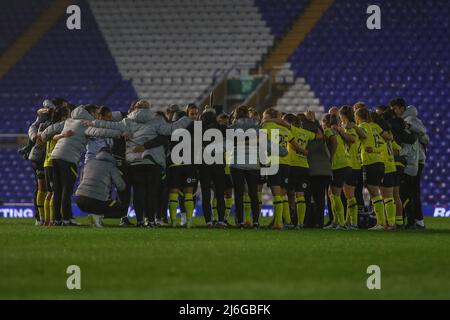 Chelsea players form a huddle after the final whistle Stock Photo - Alamy