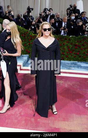 USA. Kim Kardashian and Amy Schumer in a scene from the (C)Hulu new ...