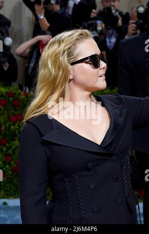 USA. Kim Kardashian and Amy Schumer in a scene from the (C)Hulu new ...