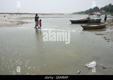 People crossing across riverbed of the Ganges. Sarsaiya Ghat, Kanpur ...