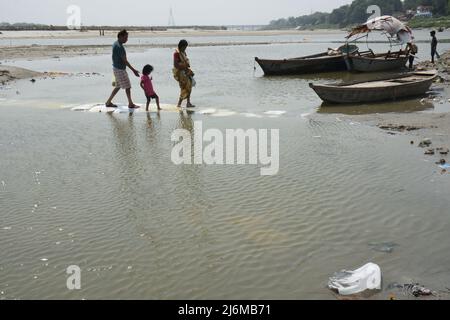 People crossing across riverbed of the Ganges. Sarsaiya Ghat, Kanpur ...