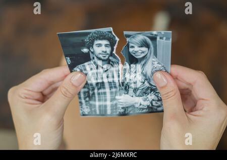 Breaking up and divorce concept. Photo of young married couple cartoon ...