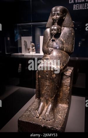 statue of court official Senenmut with princess Neferure, granodiorite ...