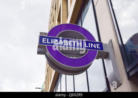 Farringdon tube logo sign on the station platform, London, UK Stock ...