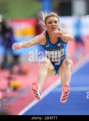 Dariya Derkach jumping at the Belgrade 2022 Indoor World Championship ...