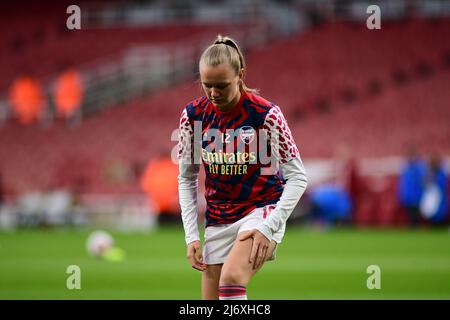 London, UK. 04th May, 2022. Jennifer Beattie (5 Arsenal) Leah ...