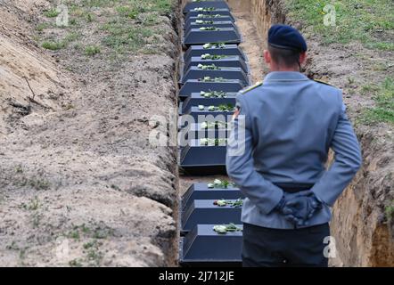 05 May 2022, Brandenburg, Halbe: Colonel (Col.) Simon Hirst of the Army ...