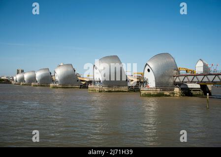 Architecture / civil engineering / Technology: Thames Flood Barrier. Climate change, rising sea ...