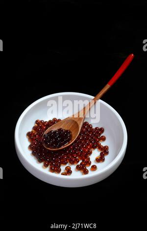Perlen mit Sojasauce, Soja-Perlen in Keramikloeffel Stock Photo - Alamy