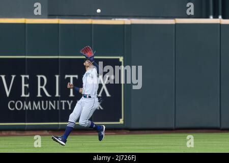 Seattle Mariners center fielder Julio Rodríguez (44) stretches before a ...