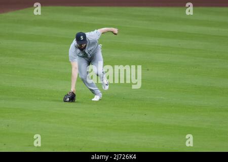 Seattle Mariners left fielder Jesse Winker hits an RBI single against ...