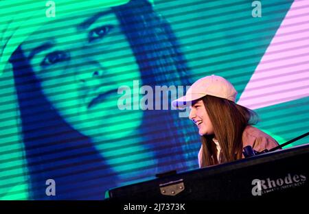05 May 2022, Berlin: Singer Luna shows her award "Best Newcomer" at the ...