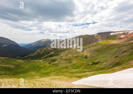 Superb landscape of Alpine Ridge Trail at Rocky Mountain National Park ...