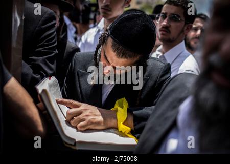 06 May 2022, Israel, Elad: Mourners attend the funeral of Yonatan ...
