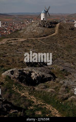 Windmühle über der Stadt Stock Photo - Alamy
