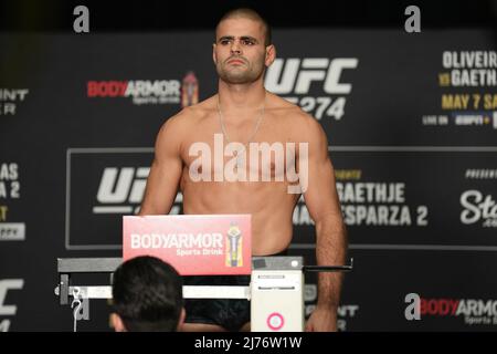 PHOENIX, AZ - May 6: André Fialho steps on the scale at Hyatt Regency ...