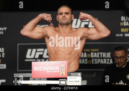 PHOENIX, AZ - May 6: André Fialho steps on the scale at Hyatt Regency ...