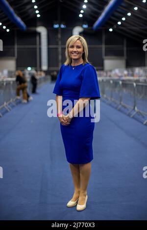 DUP Assembly candidate Diane Forsythe speaking with her father Glynn ...